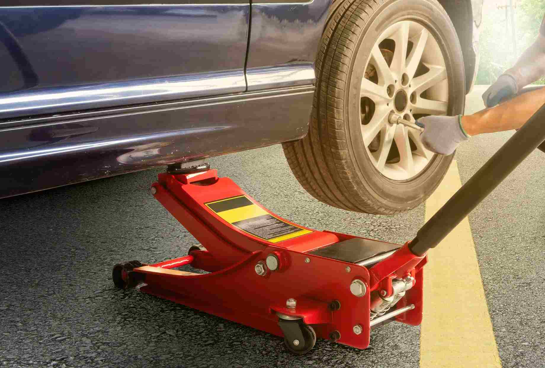 Jenis-jenis Alat Pengangkat Mobil beserta Fungsinya